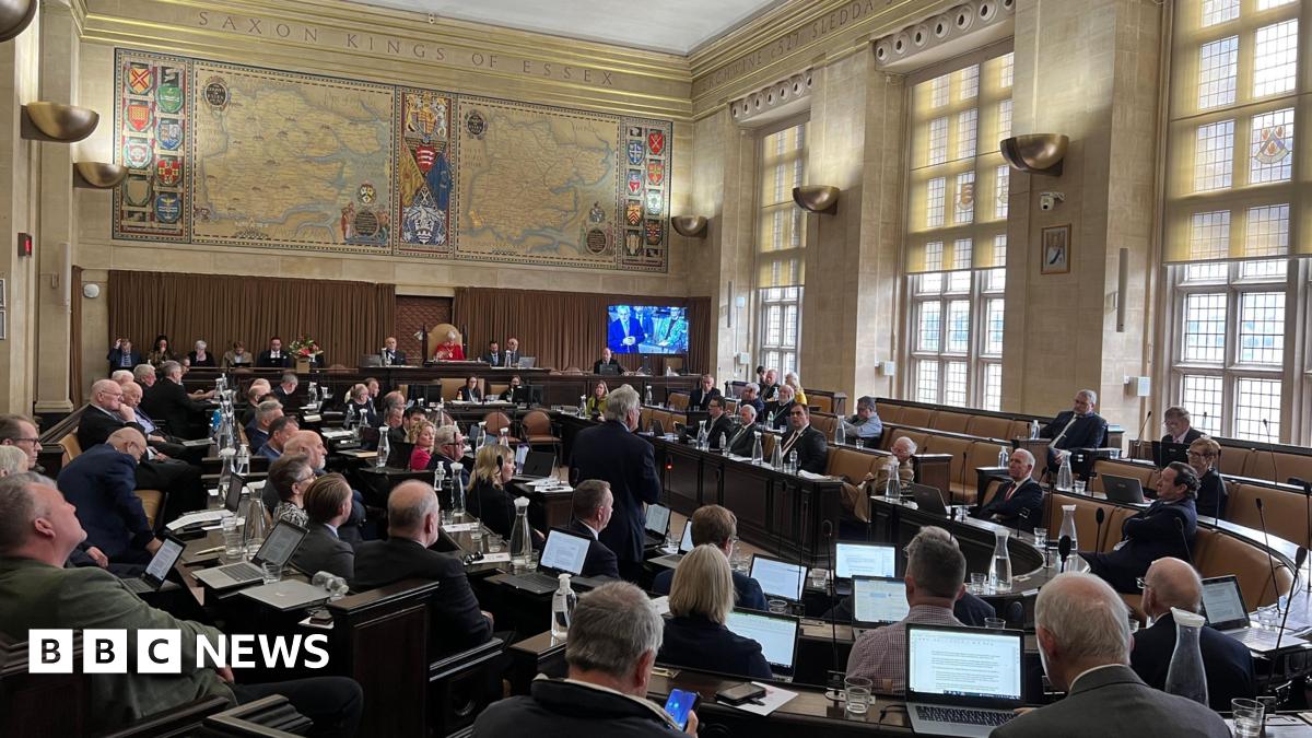 Essex devolution: Council leaders back five-authority model - BBC News