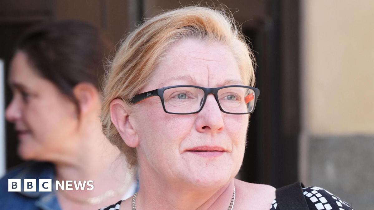 Lisa Davenport sentenced for manslaughter of terminally ill dad - BBC News