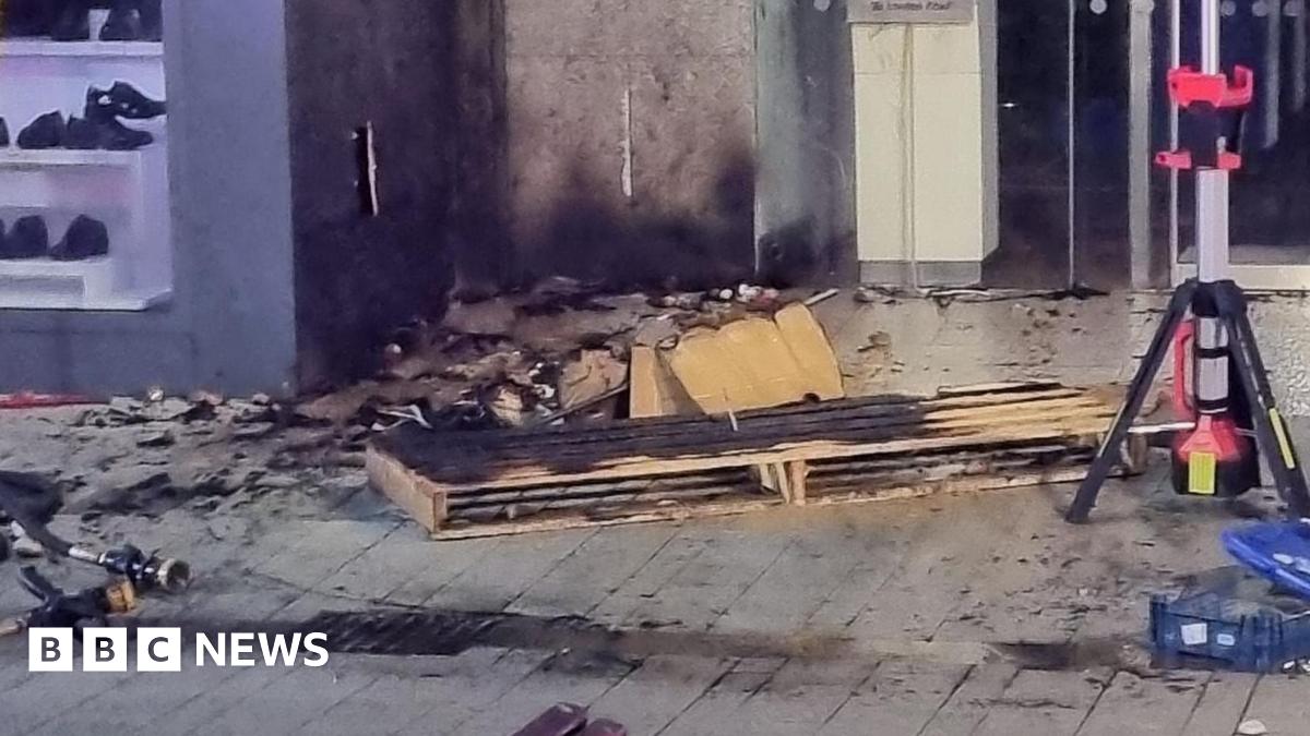 Bognor Regis: Chef raises £800 for homeless man after tent fire - BBC News