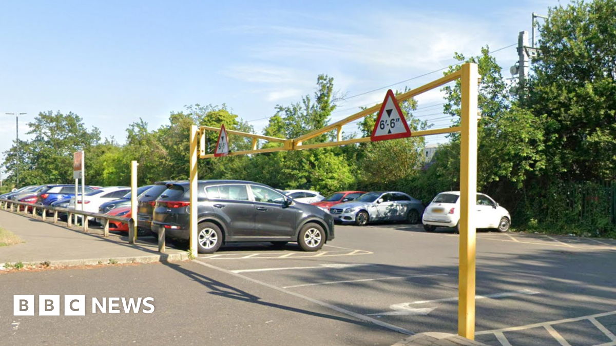 Parking machines removed in Slough as car parks go cashless - BBC News