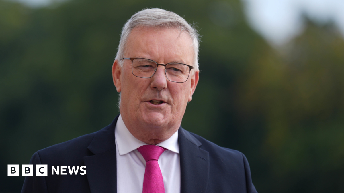 UUP: Mike Nesbitt confirms he will become party leader - BBC News