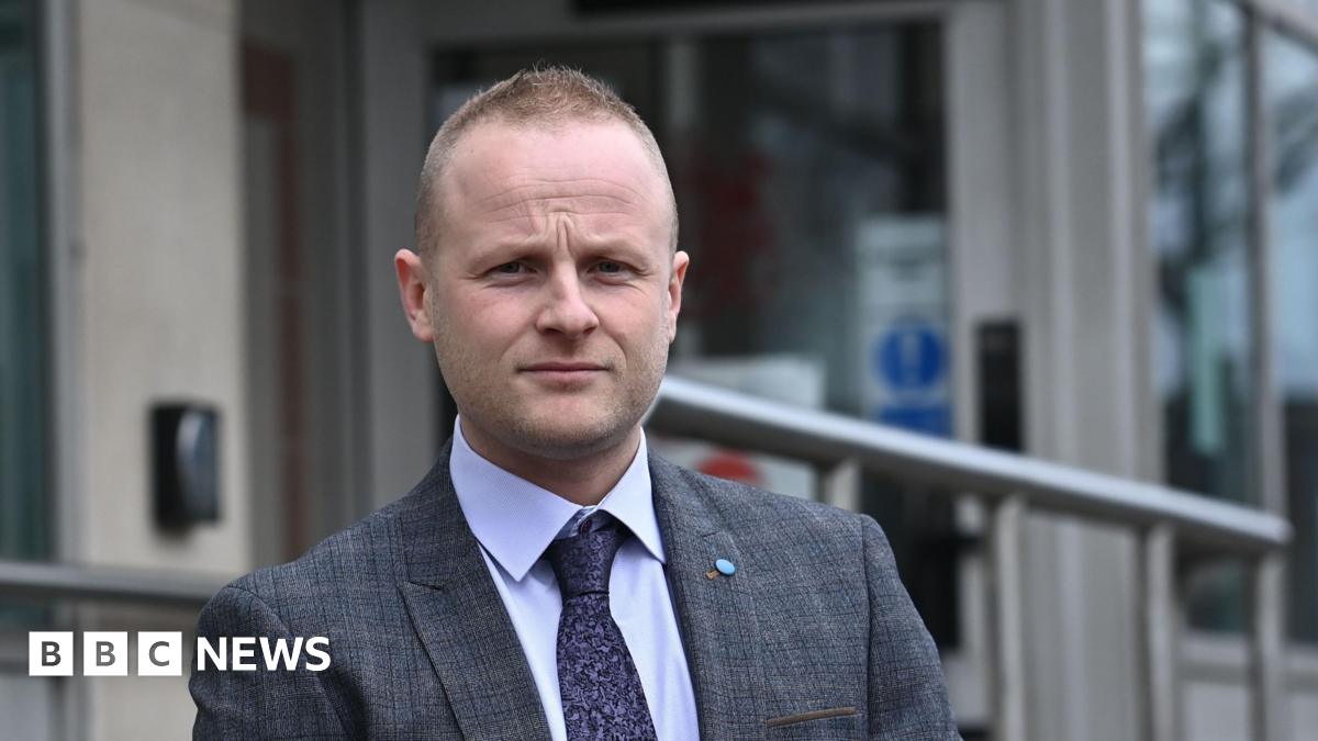 Jamie Bryson acquitted on false statement charges - BBC News