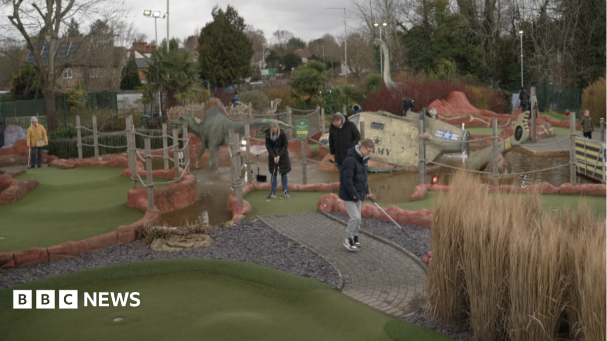 Tonbridge miniature golf course bans phones during half term - BBC News