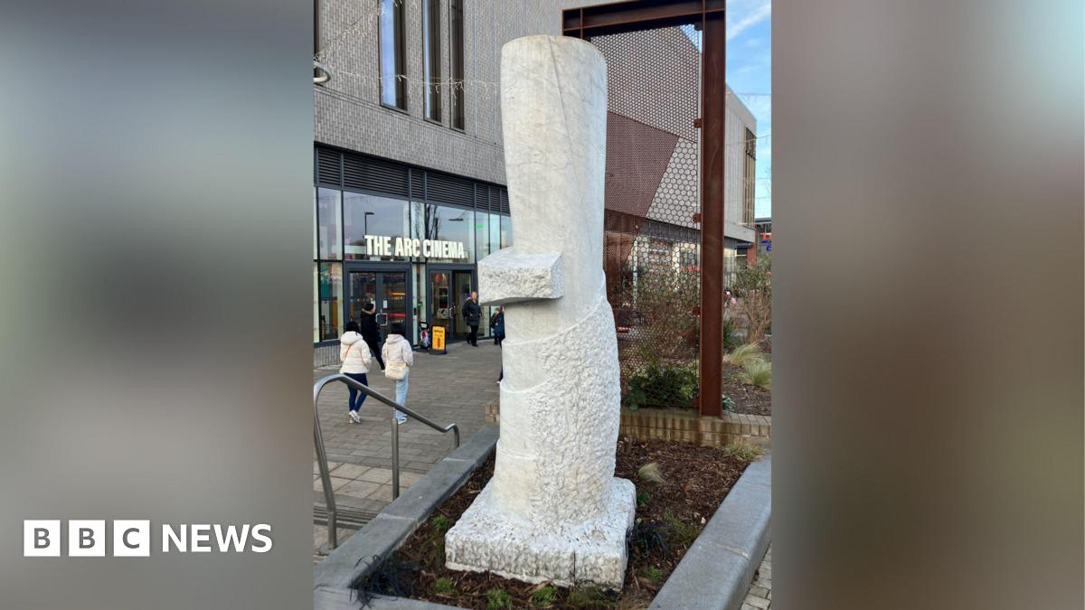 Beeston's 'stump': Ceremony marks new home of sculpture - BBC News