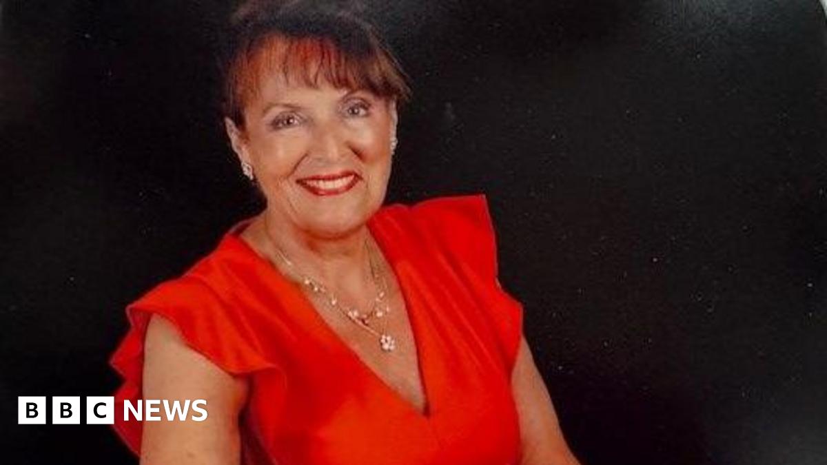 Jackie Neal: MBE for Derbyshire female steel trailblazer - BBC News