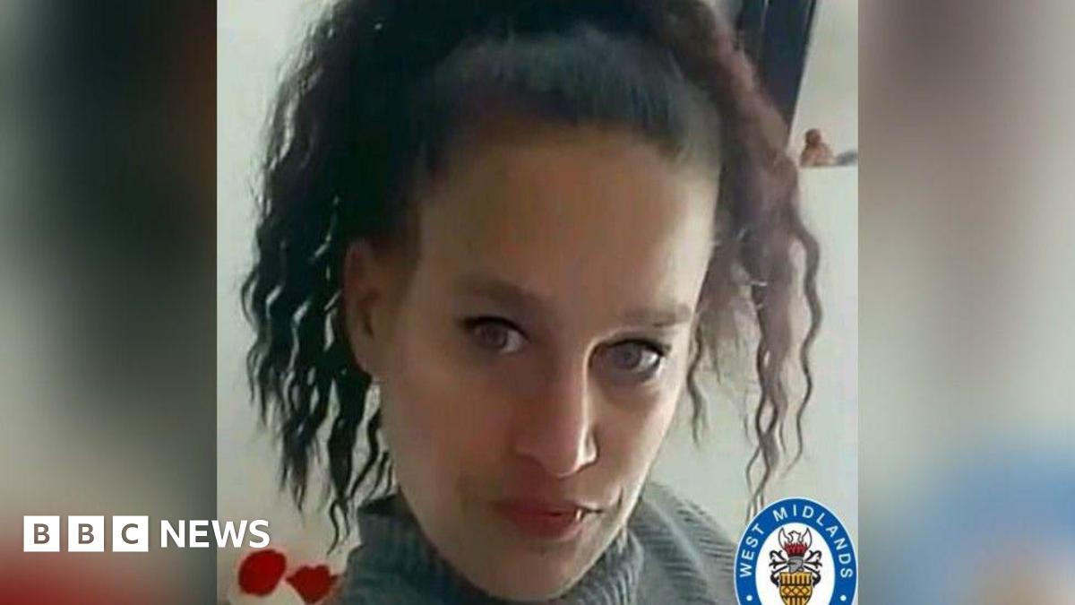 Three men arrested after woman found dead in Smethwick - BBC News