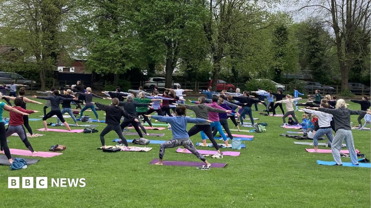 Free yoga sessions for people in north Devon - BBC News