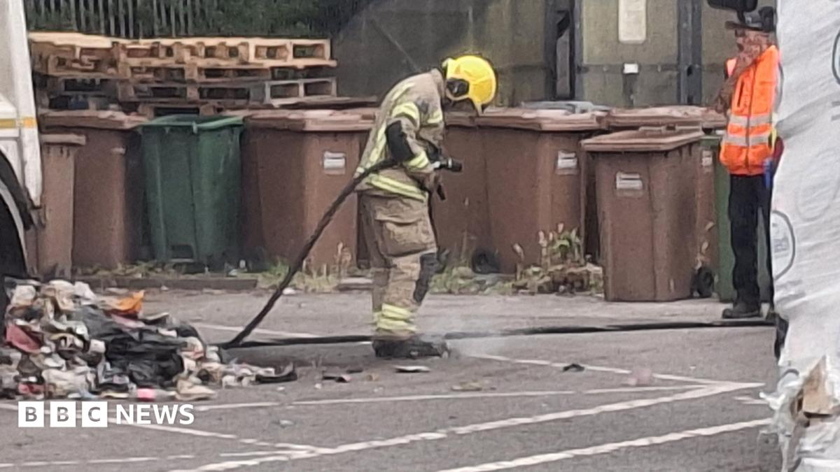 Warnings about flammable waste after bin lorry fire in Eastleigh - BBC News