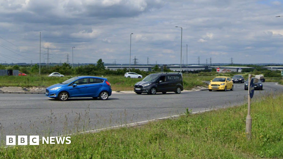 Man dies in hospital after A130 Rayleigh Spur crash on Wednesday - BBC News