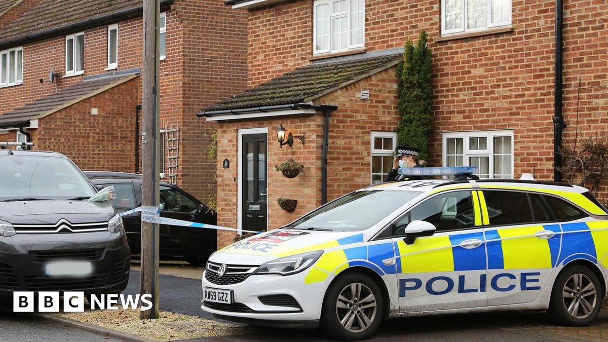 Bovingdon: Man admits killing mother and attacking father - BBC News