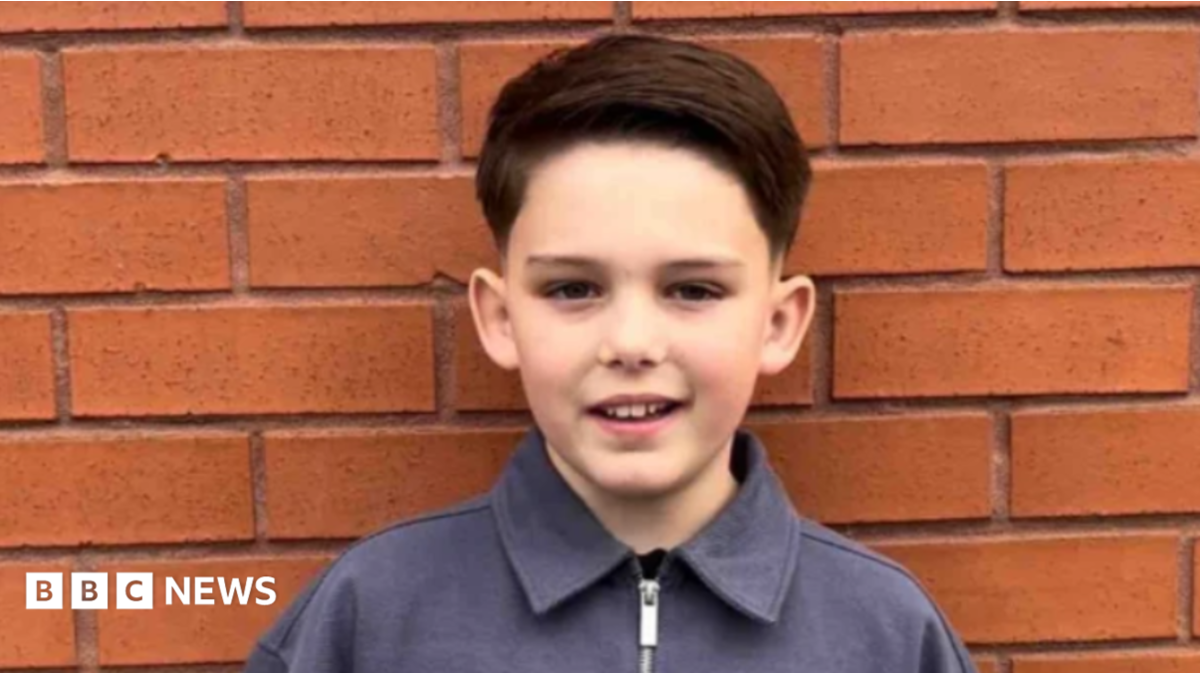 Salford boy, 8, does acts of kindness to 'make world better' - BBC News