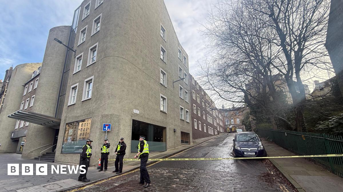 Firefighter among two injured in Edinburgh flat fire - BBC News