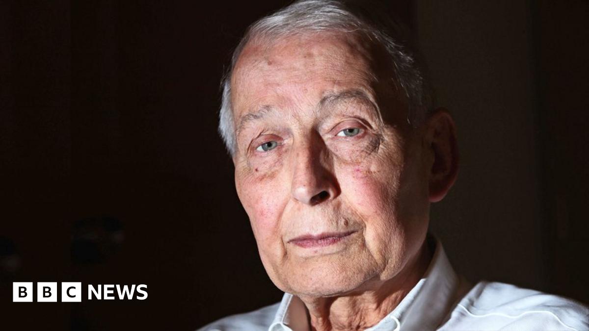 Frank Field: Birkenhead pays tribute to 'visionary' ex-MP - BBC News