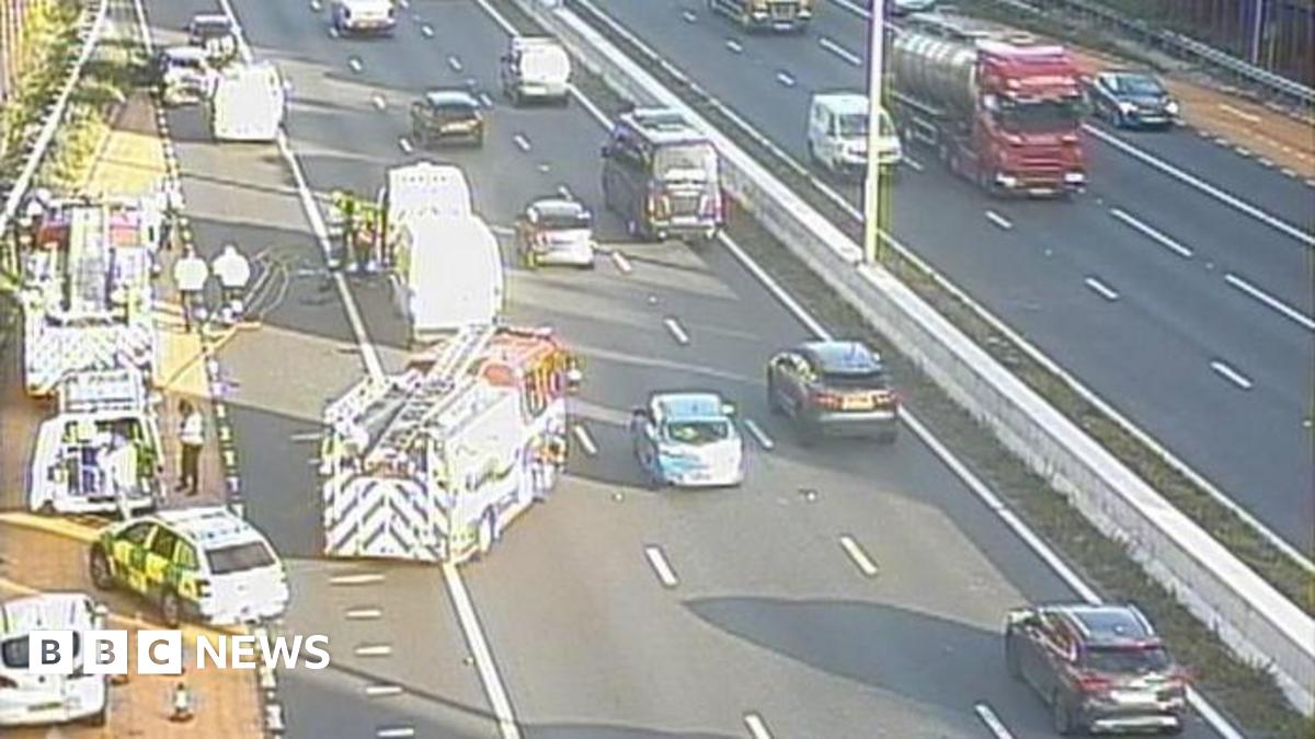 Three-vehicle crash on M4 near Bristol leads to lane closures - BBC News