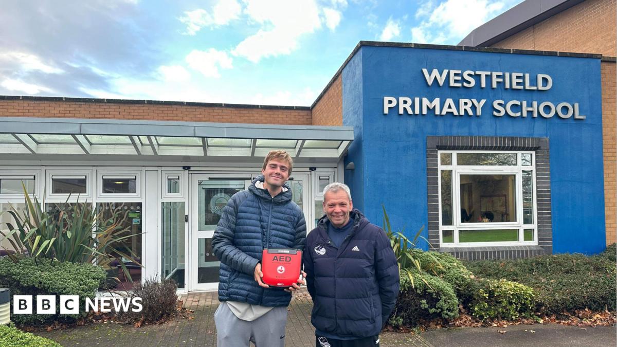 Johannus Monday presents defibrillator to Cottingham tennis club - BBC News