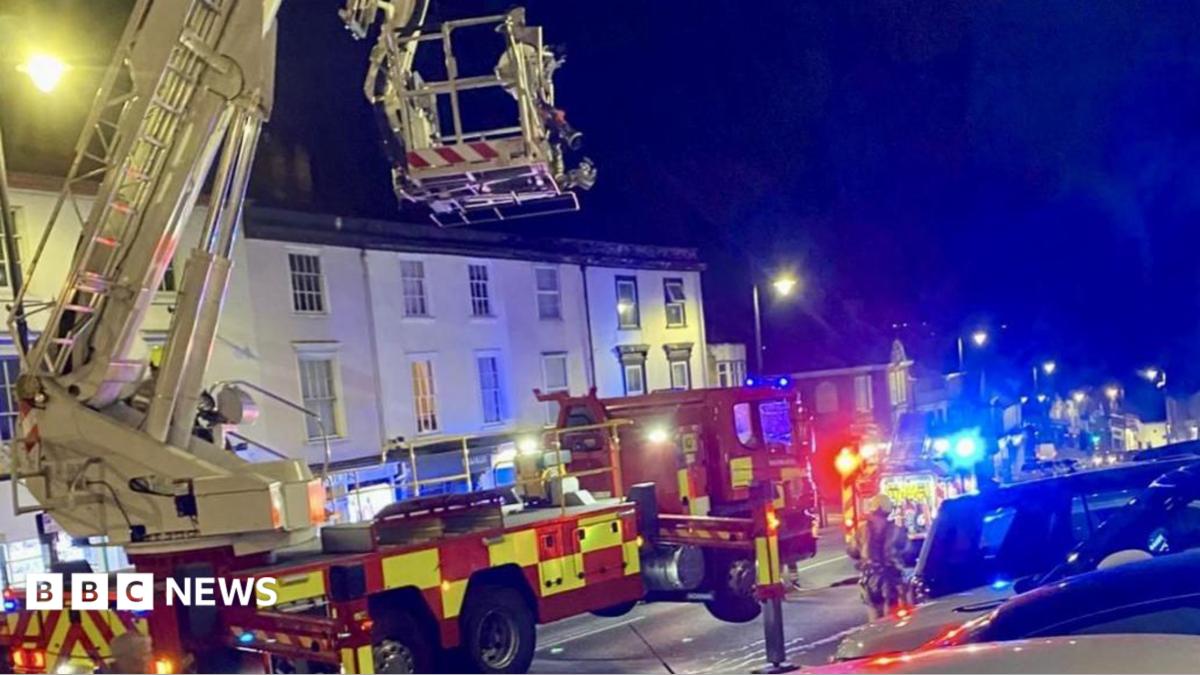 Halstead High Street fire prompts chimney warning - BBC News