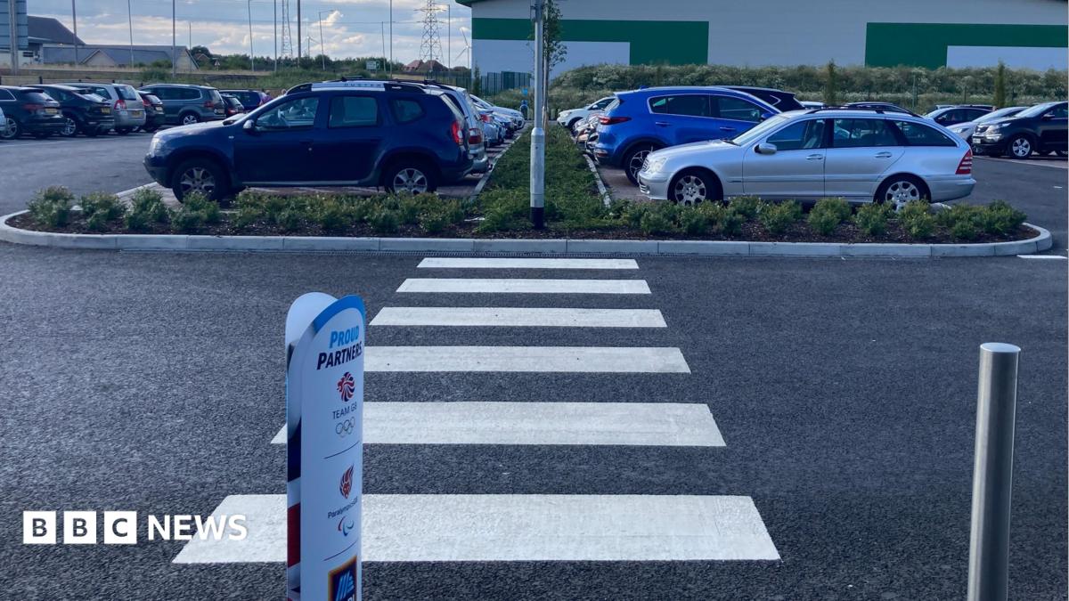 Kent: Shoppers puzzled by zebra crossing leading to lamp post - BBC News