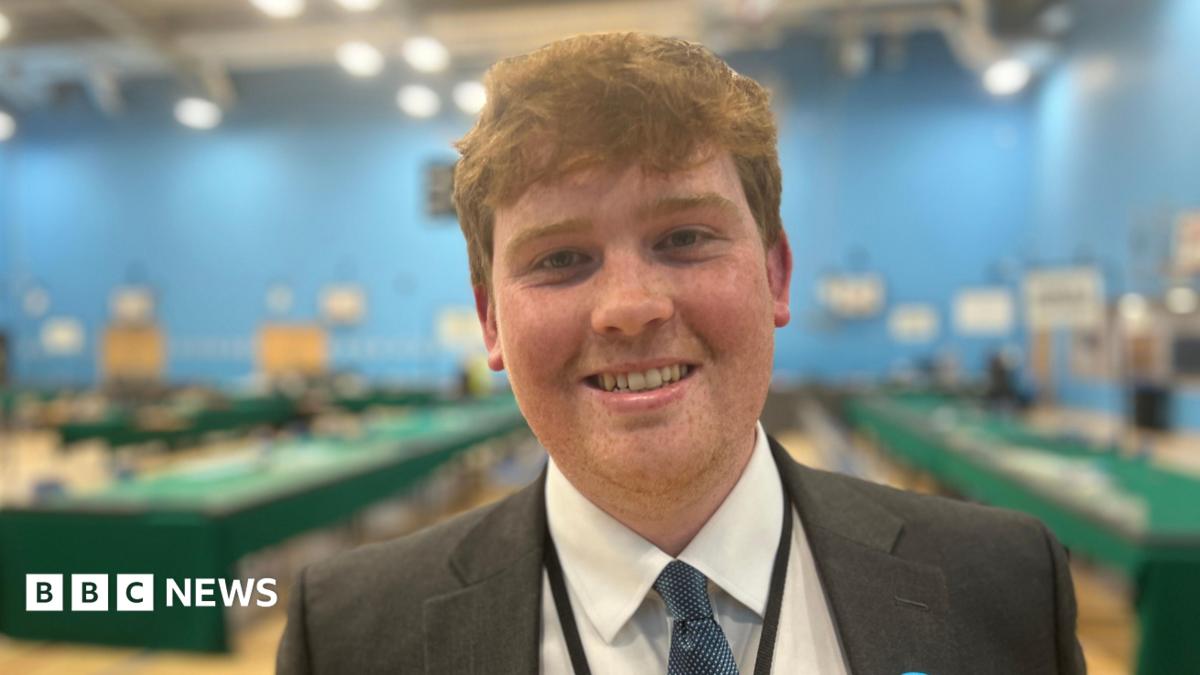 Harlow Council allowances rise dubbed 'outrageously high' - BBC News