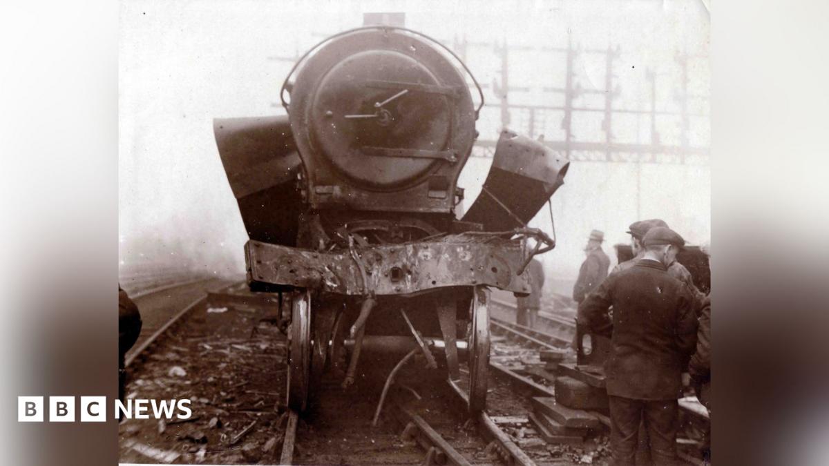 Memorial to mark fatal Hull rail crash 98 years on - BBC News
