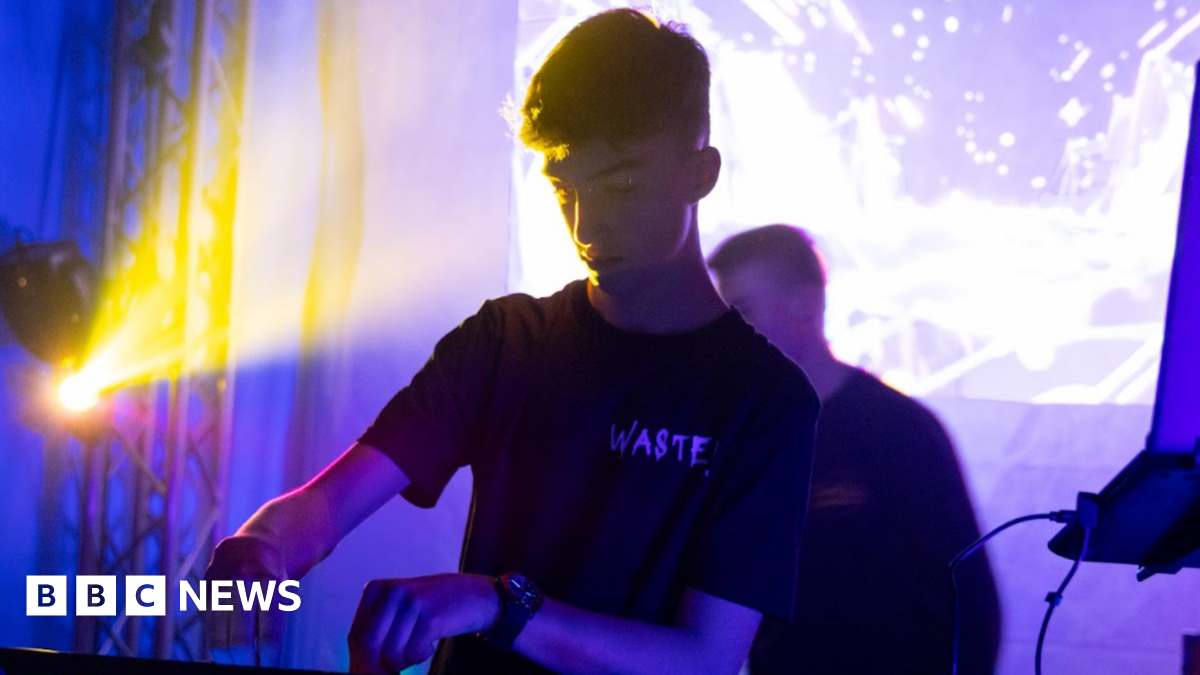 Warwickshire teen DJ stages sustainable raves for under-18s - BBC News