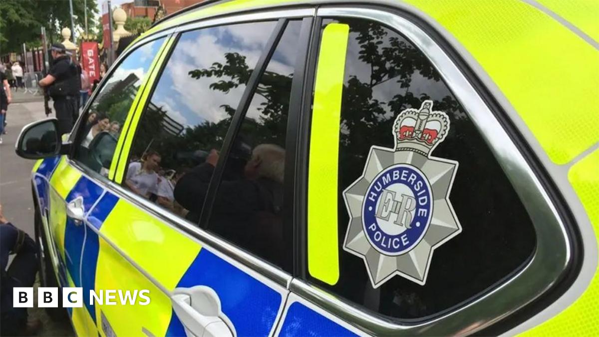 New Humberside neighbourhood police officers after £3.2m grant - BBC News