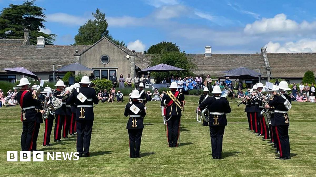 Royal Marine musicians play for bandmate 'one last time' - BBC News