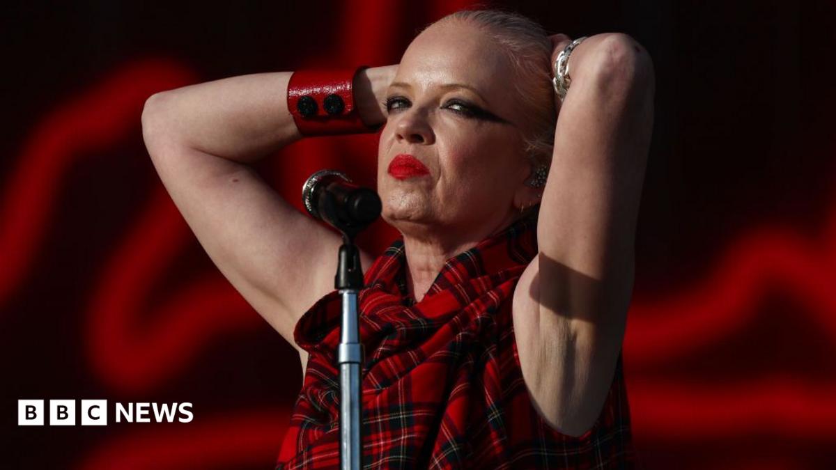 'Who is this man?' Garbage bemused after TRNSMT stage invasion - BBC News