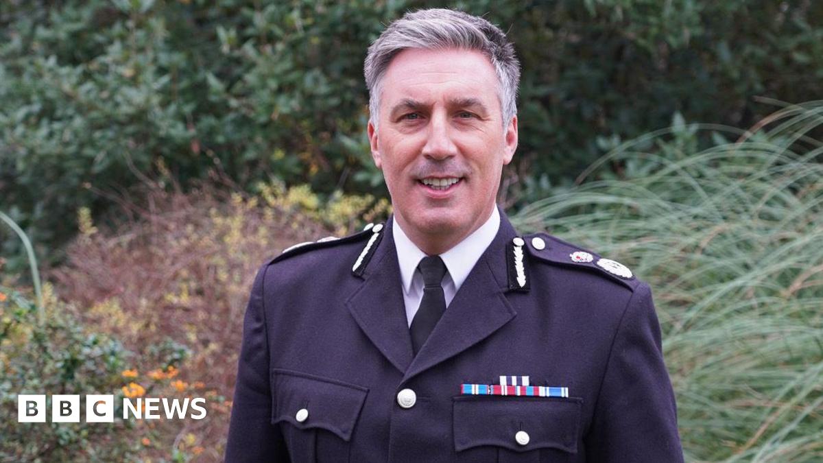Leicestershire's police chief Rob Nixon to retire - BBC News