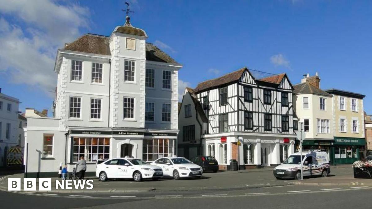 Bicester Market Square regeneration designs agreed - BBC News