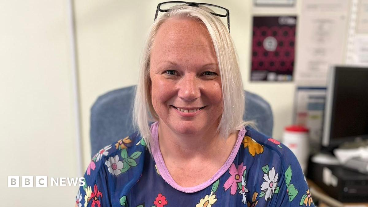 The NHS clinic trying to wean patients off painkillers - BBC News