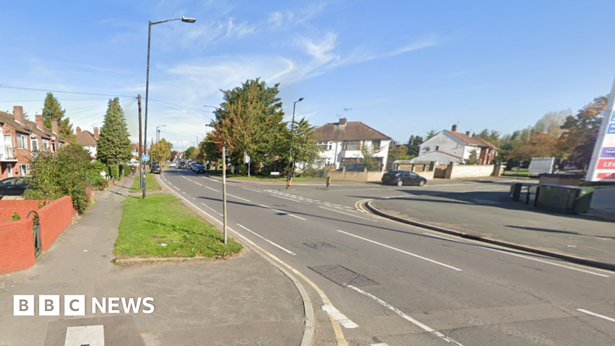 Slough: Five arrested after £15k in cash and gold stolen - BBC News