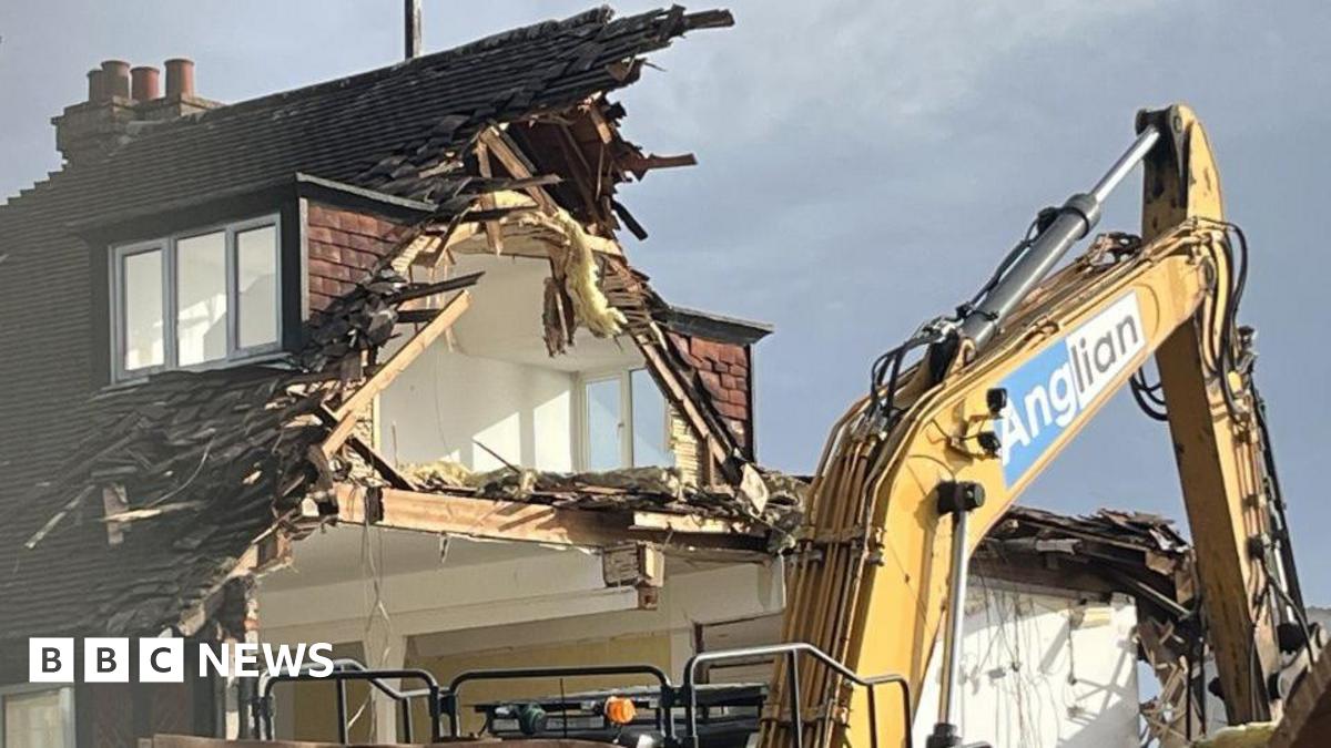 Demolition of Thorpeness home threatened by costal erosion begins - BBC ...