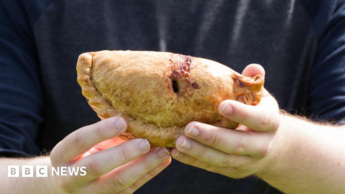 Swansea: Men on Ilfracombe pasty hunt rescued from sinking boat - BBC News