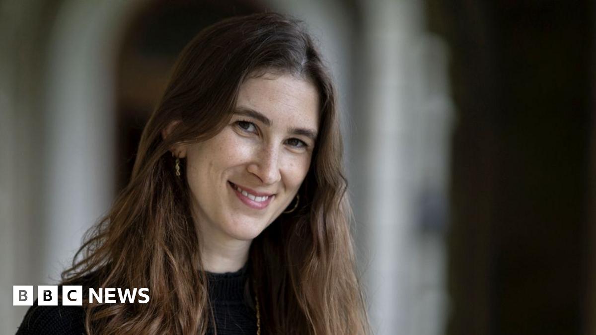 Katherine Rundell wins author of the year at British Book Awards - BBC News