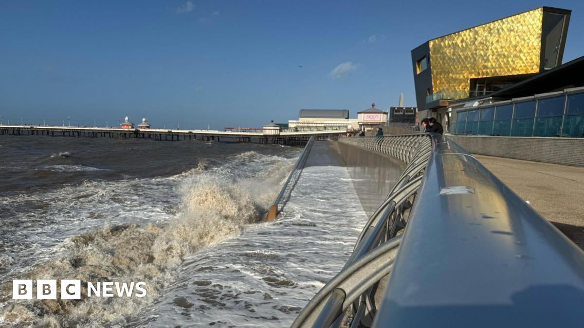 Blackpool Promenade RNLI warning as Storm Ashley hits - BBC News