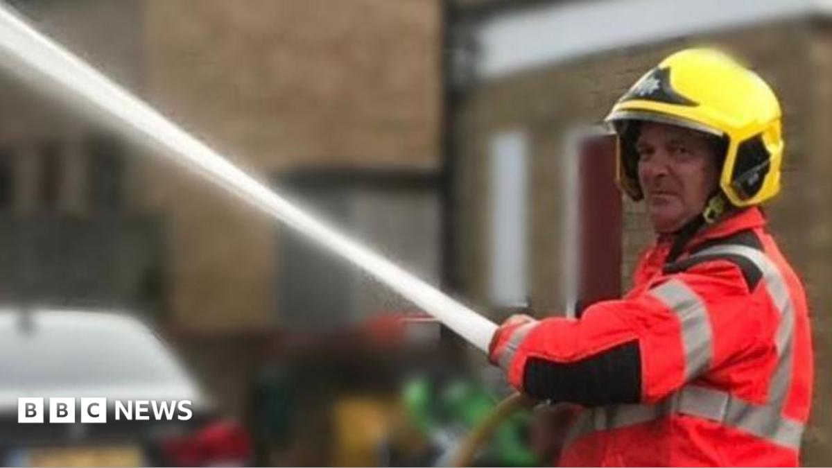 Tributes paid to 'well-respected' St Neots firefighter - BBC News