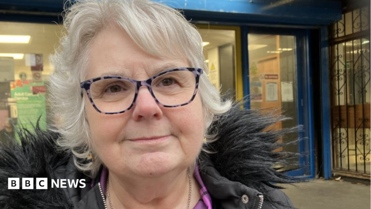 Protest over new chapter for Grimsby and Cleethorpes libraries - BBC News