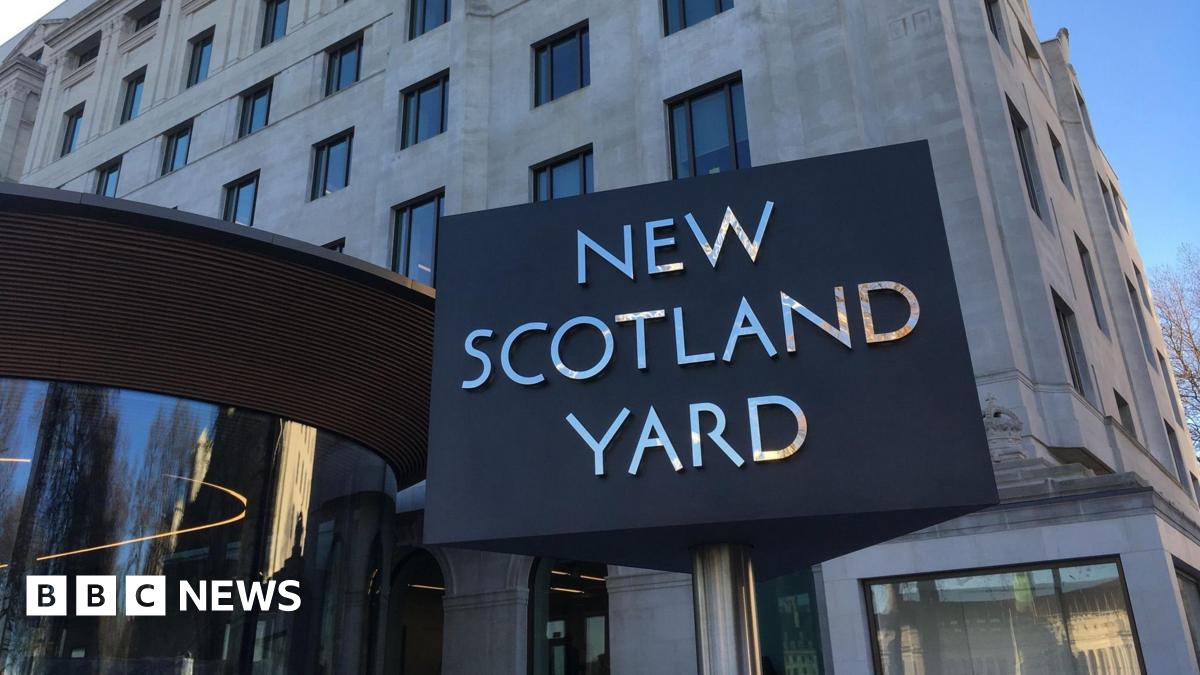 Jamie Gordon: Senior Met officer denies attempted rape charge - BBC News