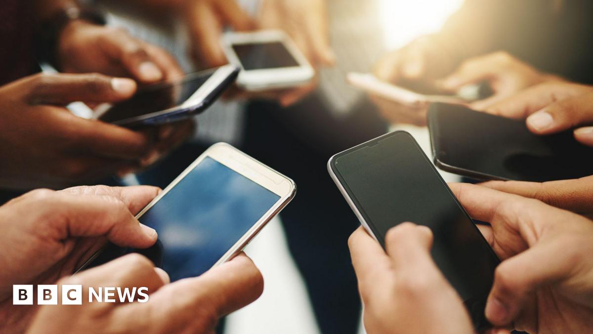 Parents sign Smartphone Free Childhood pact to delay giving phones ...