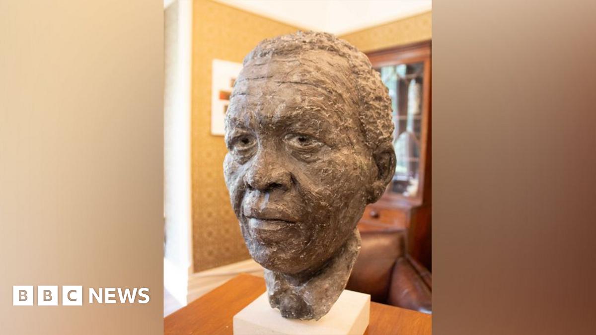 Nelson Mandela’s daughter thanks Cambridge college for sculpture - BBC News