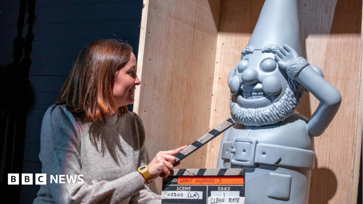 New character unveiled to join Wallace and Gromit in Bristol - BBC News