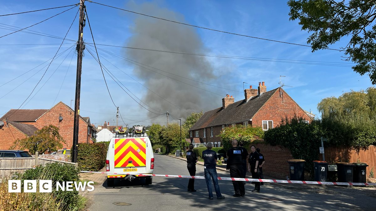 Man seriously injured after fire destroys Wootton pub - BBC News