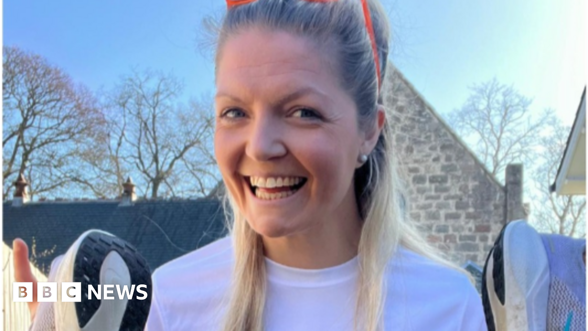 MPs Harriet Cross and Cat Smith limber up for London Marathon - BBC News