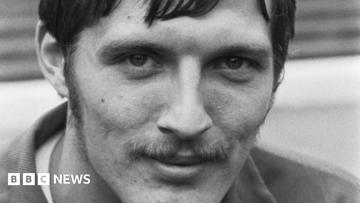 Gary Pierce: Former Wolves goalkeeper dies aged 74 - BBC News