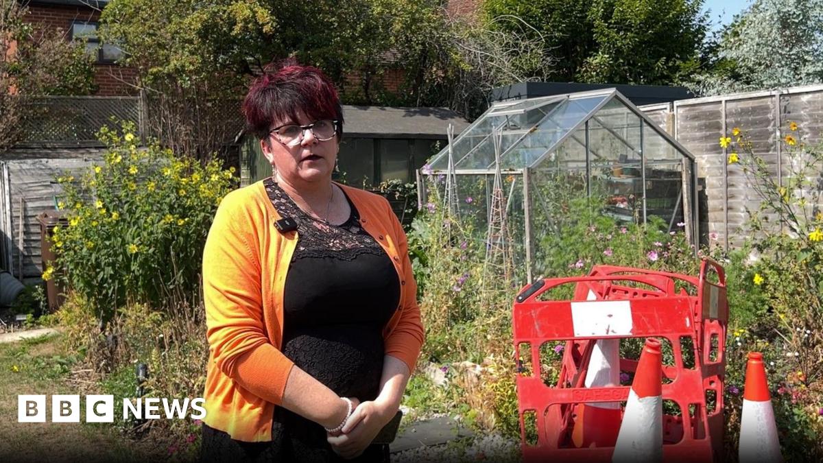 Residents 'depressed' by 70 days of sewage works in Pamber Heath - BBC News