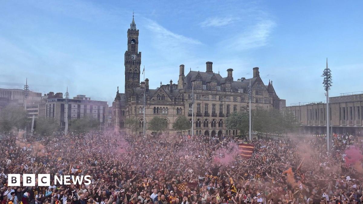 Bradford City fans flock to promotion parade - BBC News