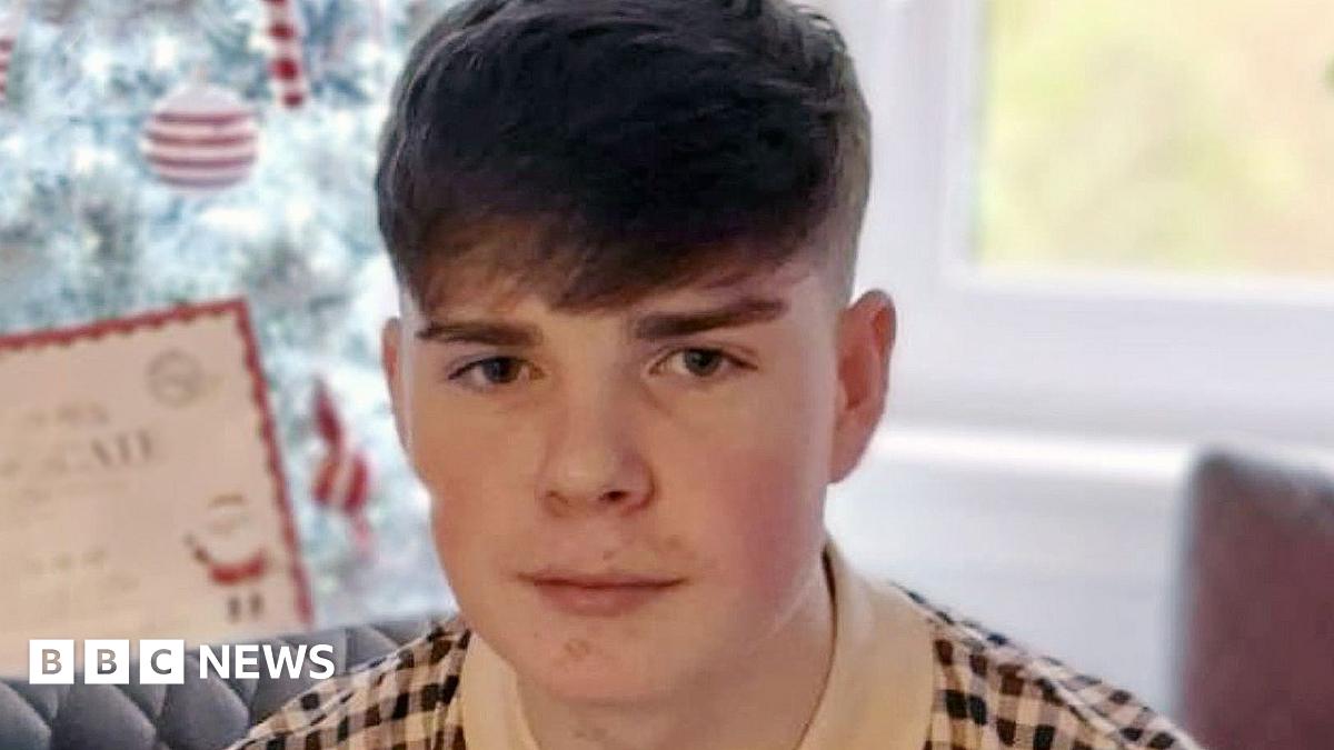 Kayden Moy: Teenager dies after Irvine beach disturbance - BBC News