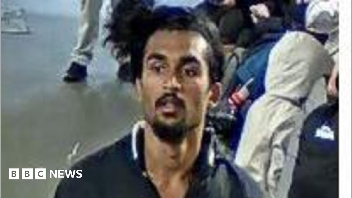 Stratford screwdriver stabbing: Images of wanted man released - BBC News