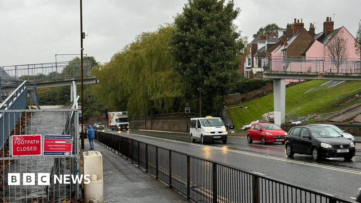 Durham's Leazes Footbridge demolition begins despite campaign - BBC News