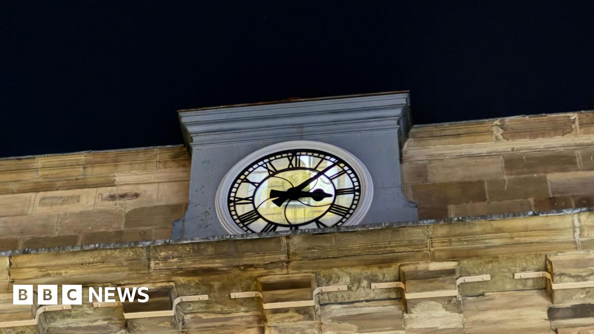Newcastle Central Station clocks broken months after being fixed - BBC News